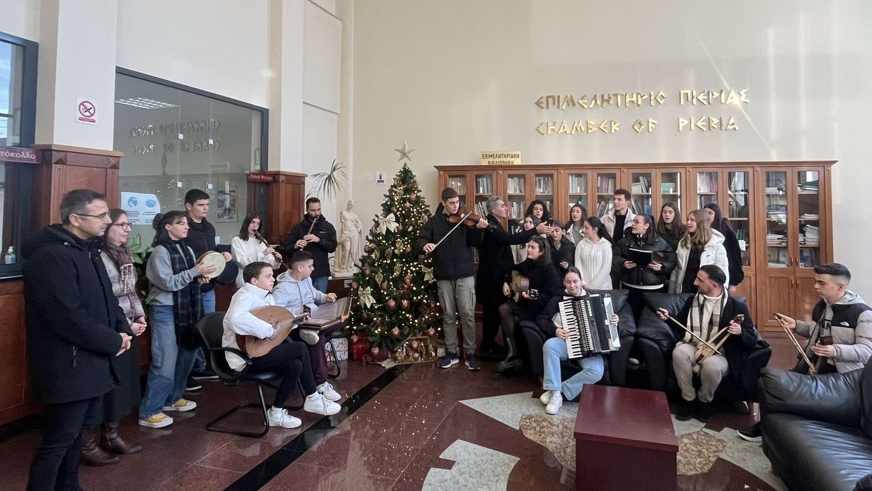 Μαθητές του Μουσικού Σχολείου Κατερίνης τραγούδησαν τα κάλαντα στο ...